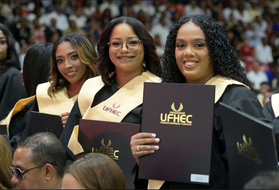 UFHEC gradúa 1,318 profesionales destacando el impacto de la ...