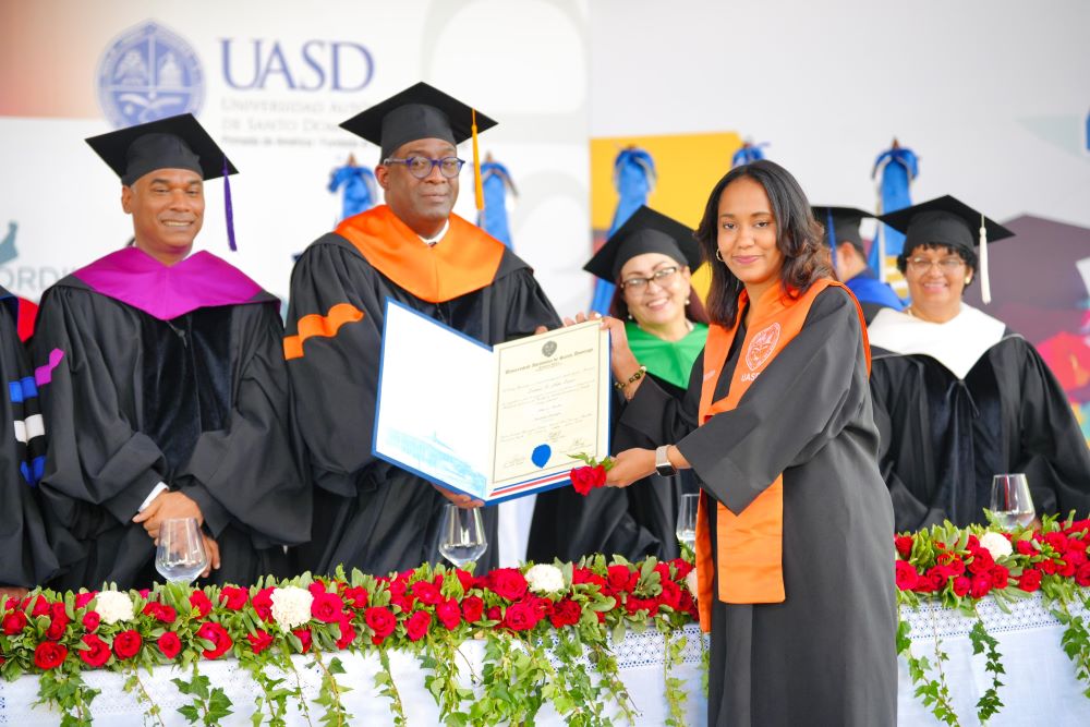 UASD gradúa 4,566 profesionales de grado - El Universal Digital