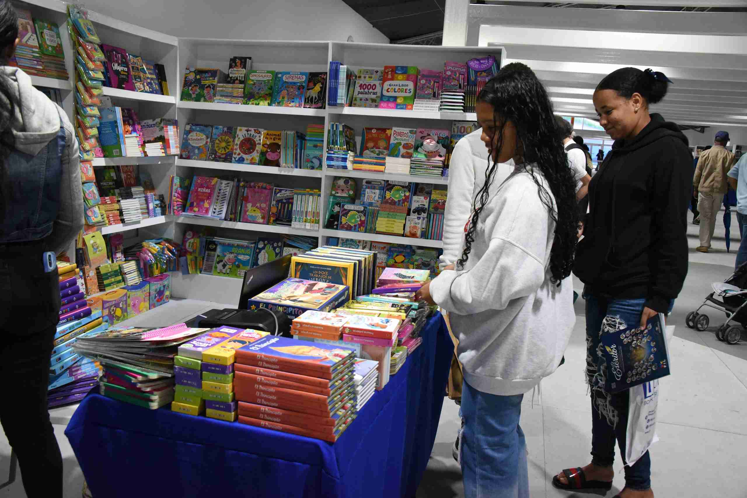 Obras Más Vendidas en la Feria del Libro: La Biblia y "Hábitos Atómicos ...